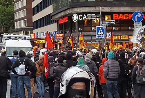 Aktion von DSSQ gegen rechts sammelt Spenden für Flüchtlinge