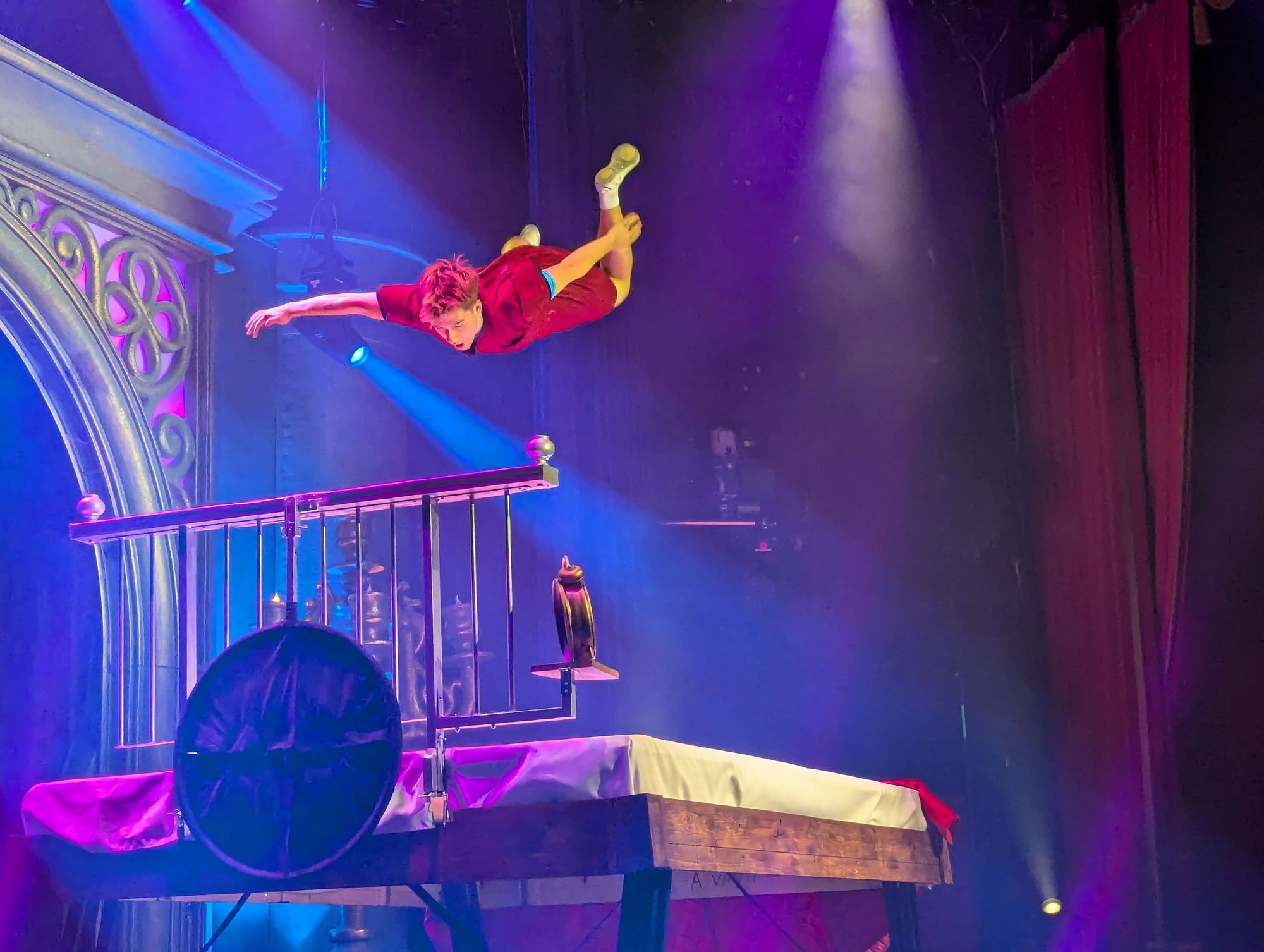 Roncalli's Apollo Varieté präsentiert neue Show NOSTALGIA und feiert 27 ...